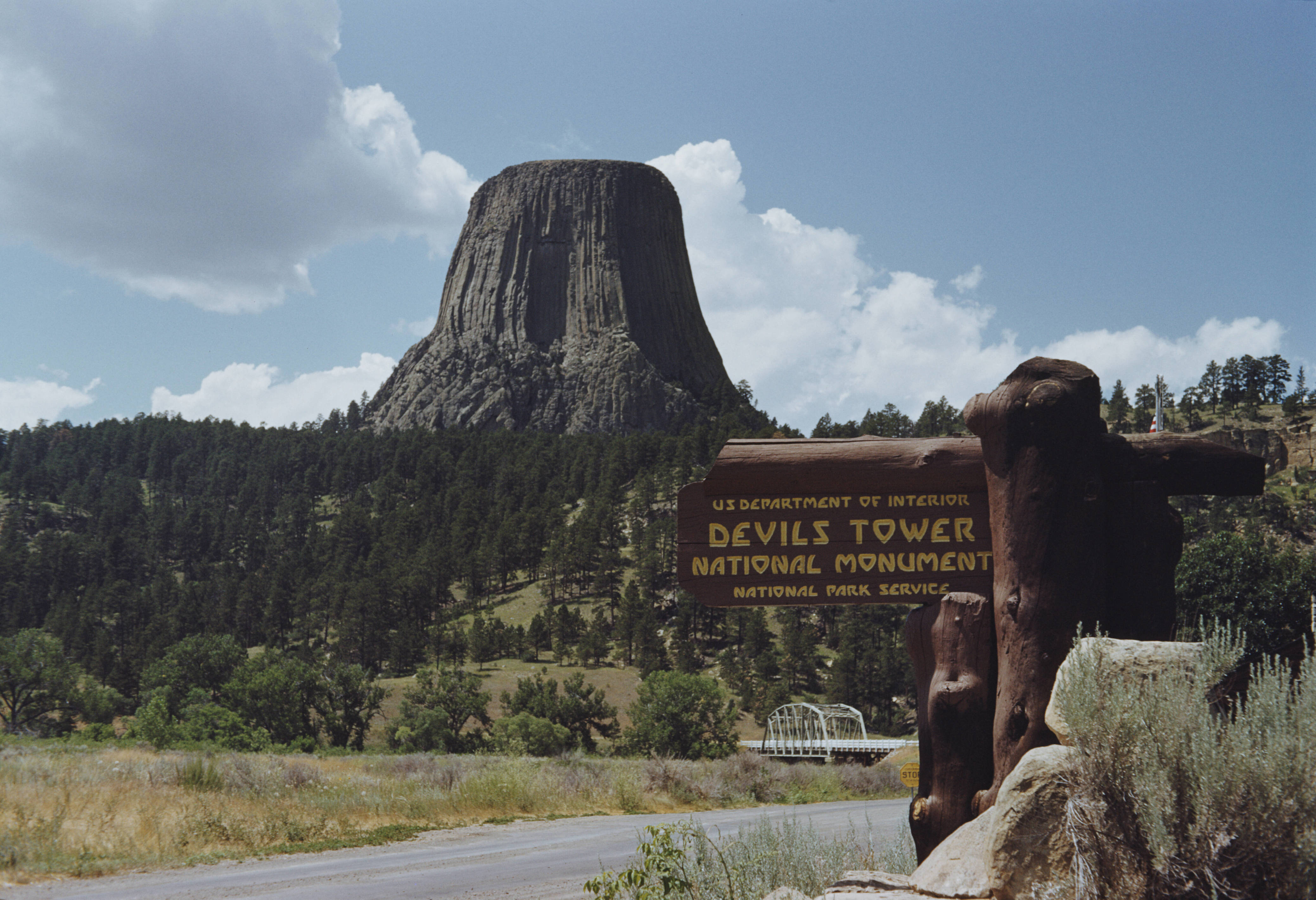 Is the Devils Tower snow drift picture real or fake? Viral claim about ...
