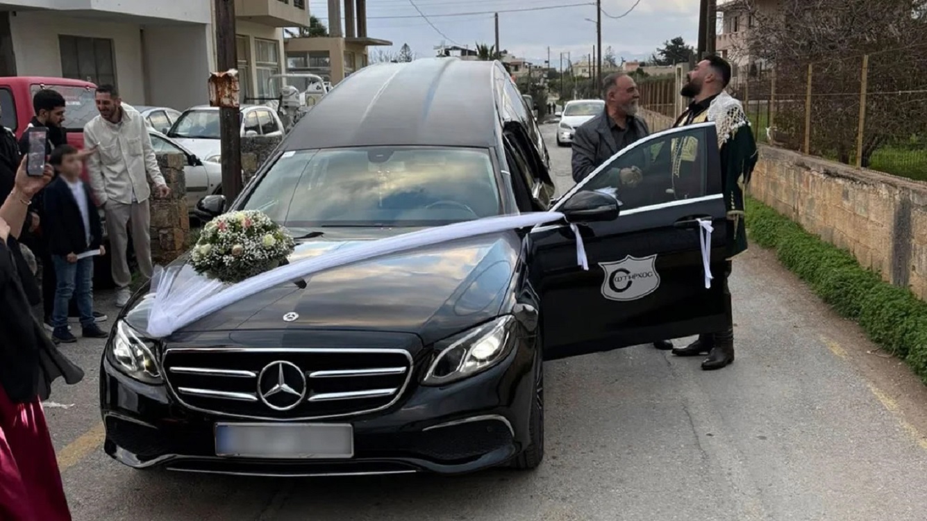 Ηράκλειο: Γαμπρός έφτασε στην εκκλησία με νεκροφόρα και έγινε viral βίντεο