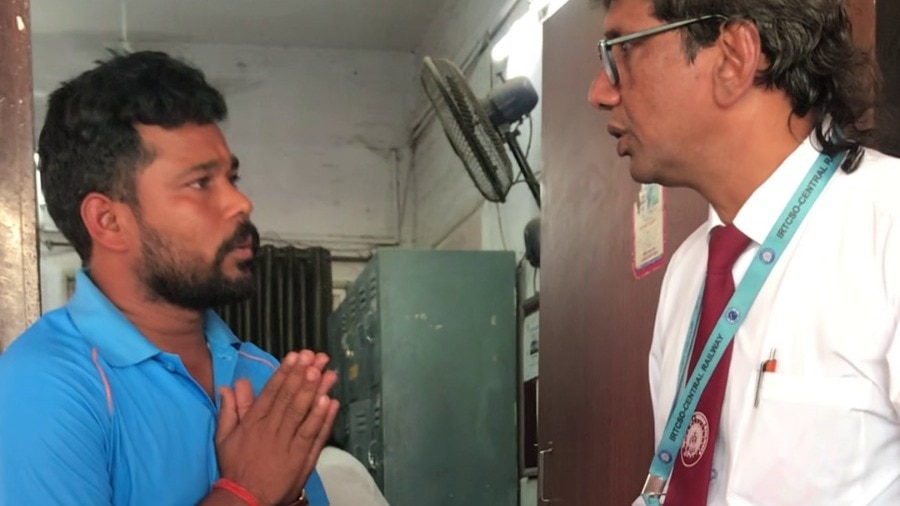 Pole vault coach begs TTE with folded hands: A viral image that spoke ...