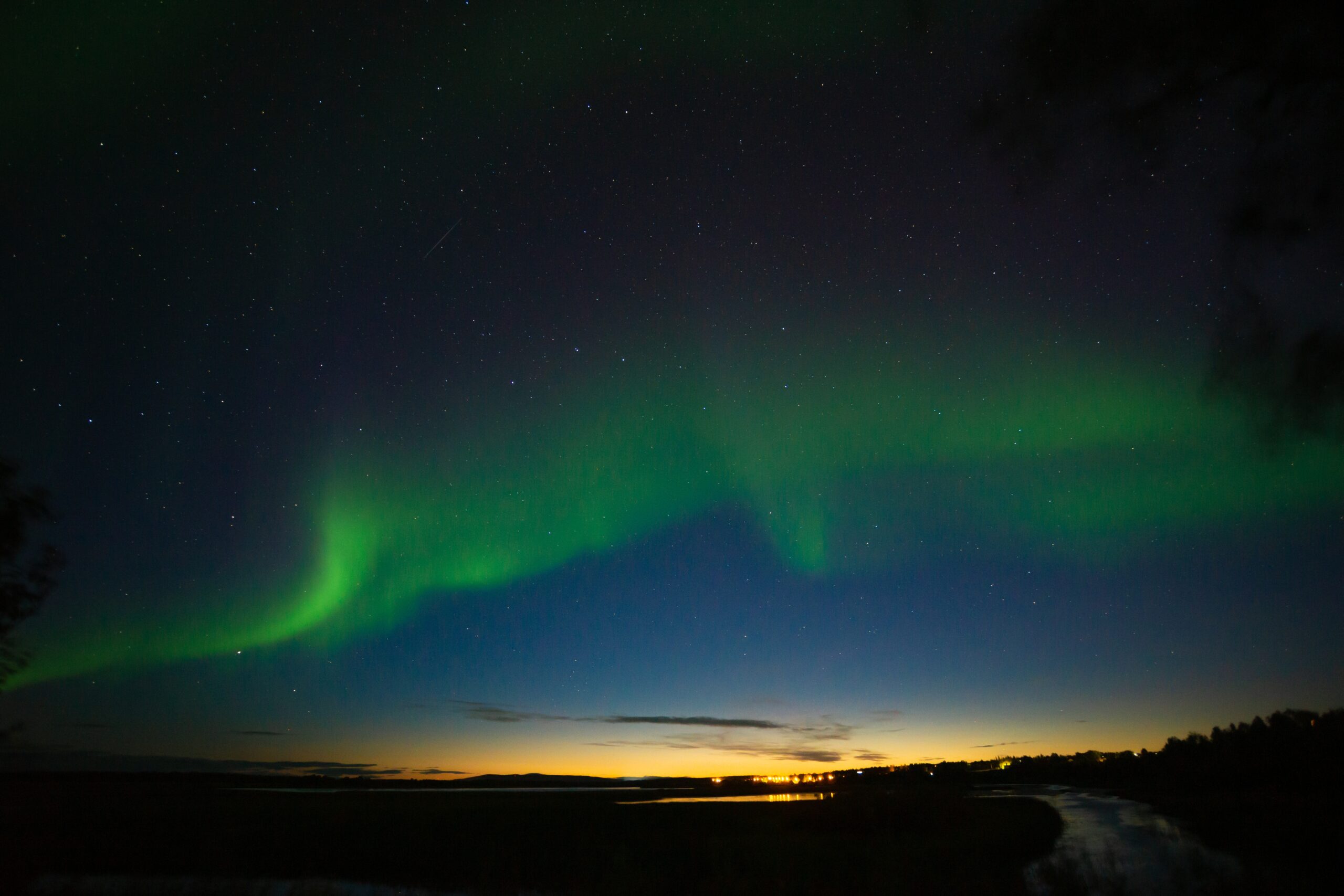 Käynnissä on harvinainen avaruusmyrsky – revontulia nähty jopa Alpeilla ...