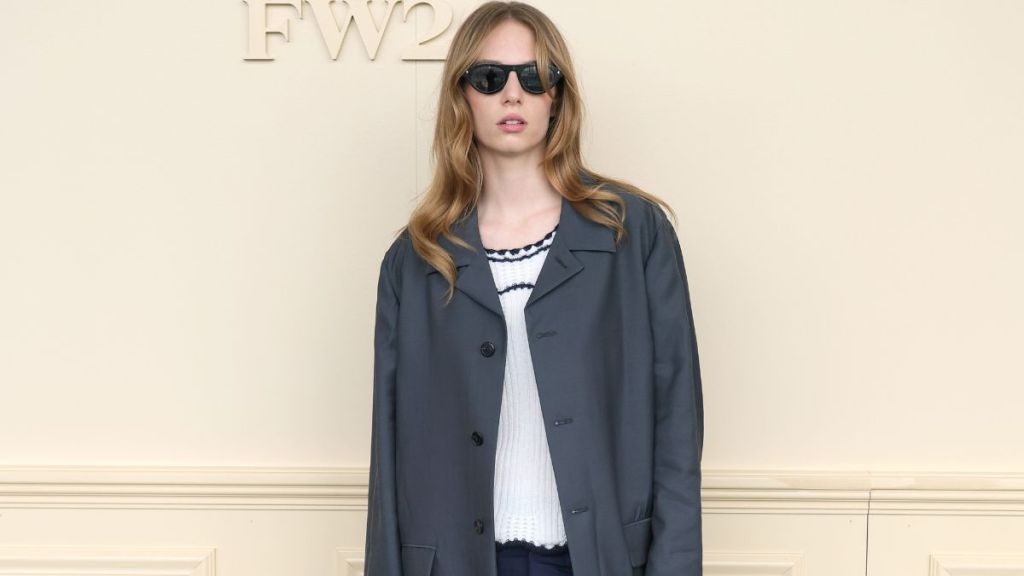 Maya Hawke's trench coat & shorts look is unexpectedly chic