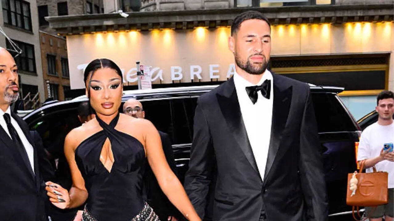 Megan Thee Stallion steals spotlight sharing courtside kiss with Klay ...