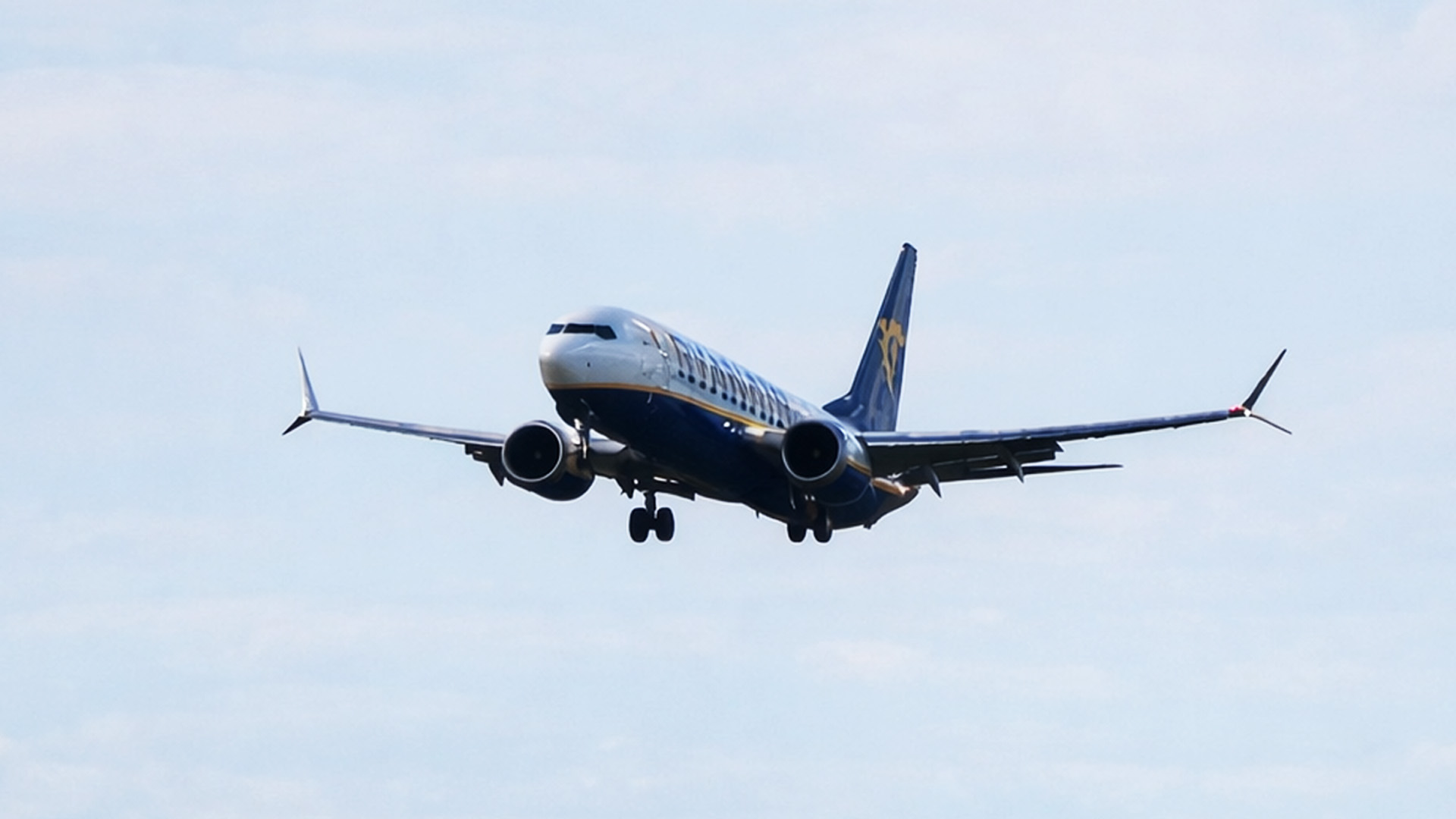 Passenger plane makes unstable approach caught on camera