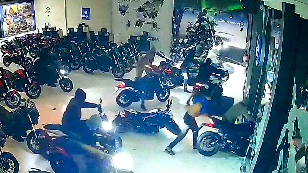 Estos ladrones torpes casi fracasan en un robo a una tienda de motos