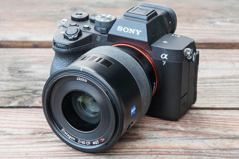 Third-party lenses don’t all work properly on the Sony A7 V Here’s what ...