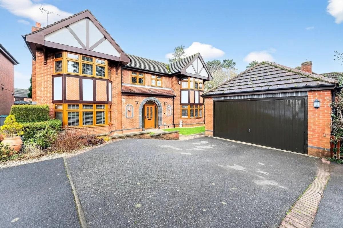 Look: Large family home in Edwinstowe ideal for multi-generational living