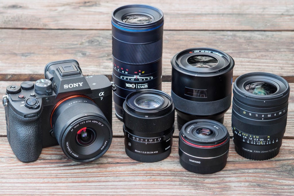 Third-party lenses don’t all work properly on the Sony A7 V Here’s what ...
