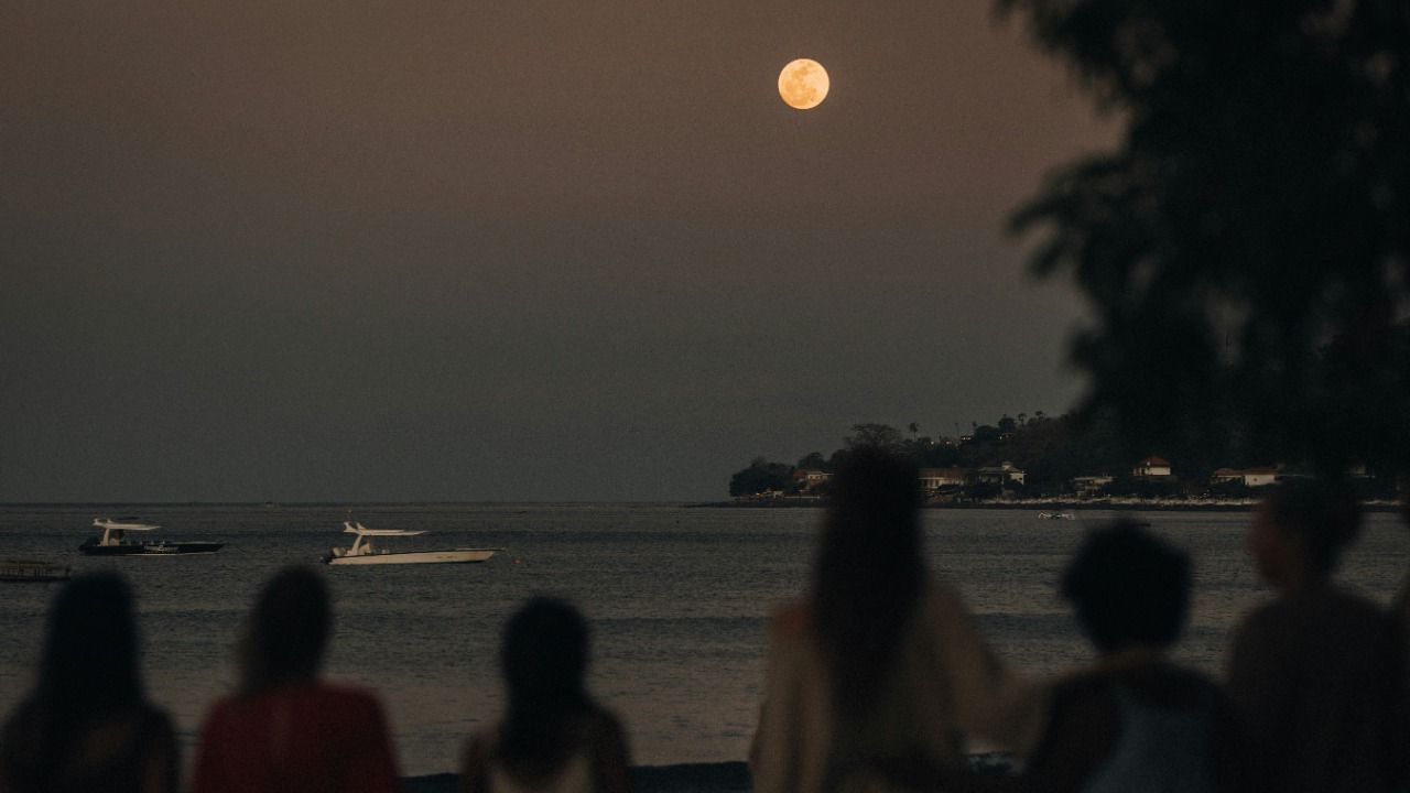 Why the moon suddenly looks huge on the horizon, according to science