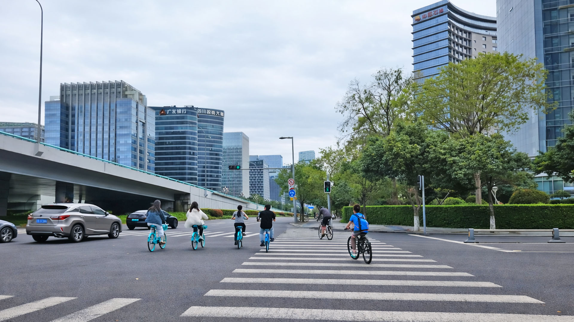 Modern Chengdu still embraces nature