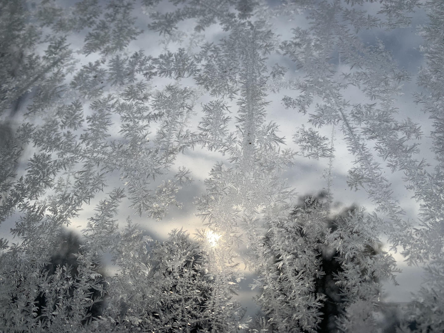 Mróz daje się we znaki kierowcom. Ale służby stoją na straży