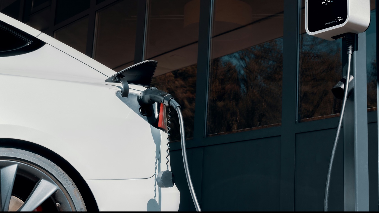 Drivers say no to EVs without big discounts, Stellantis exec warns 'No ...