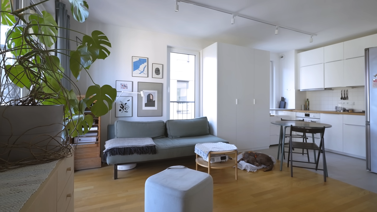 One space, many versions - how movable furniture made 32sqm feel bigger