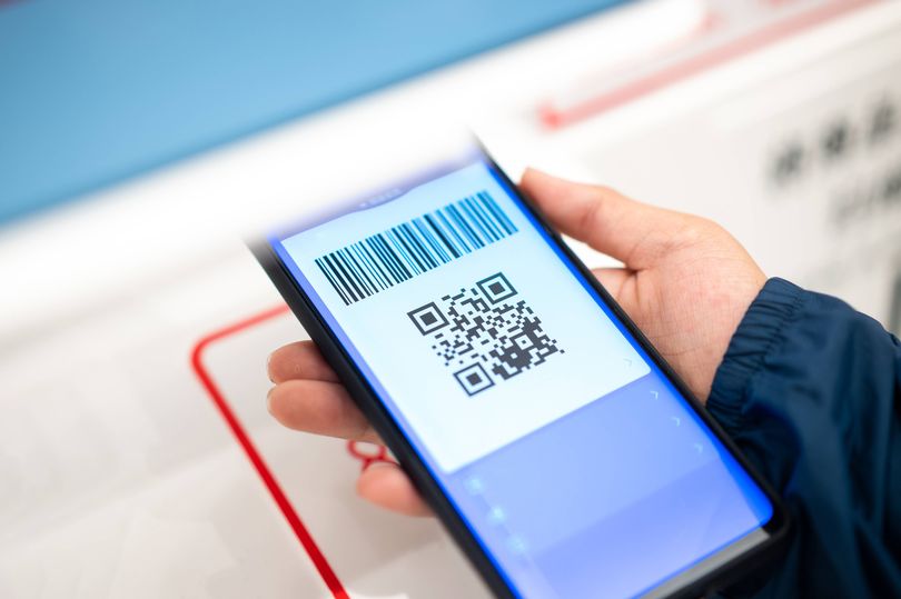 Millions of Android and iPhone users warned over new threat - 4 rules ...