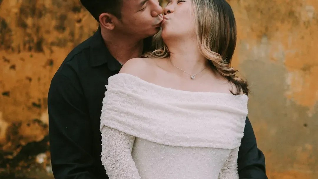 9 subtle choices that make desire feel mutual