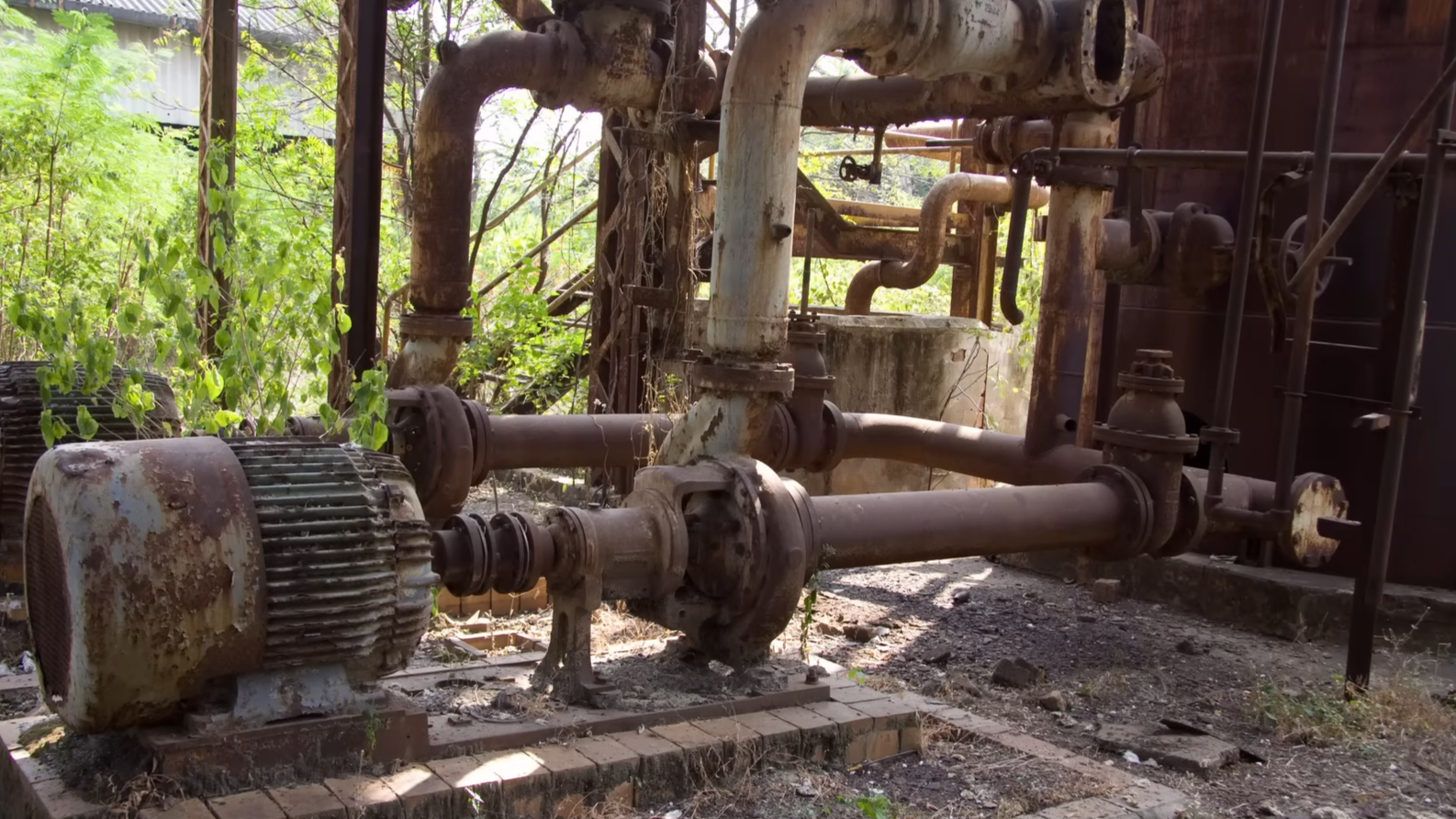 They shut off the warning siren - a city inhaled poison while sleeping