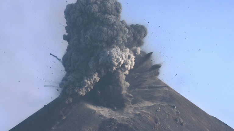 Great American volcano fills valleys with hot lava—flights face ORANGE ...