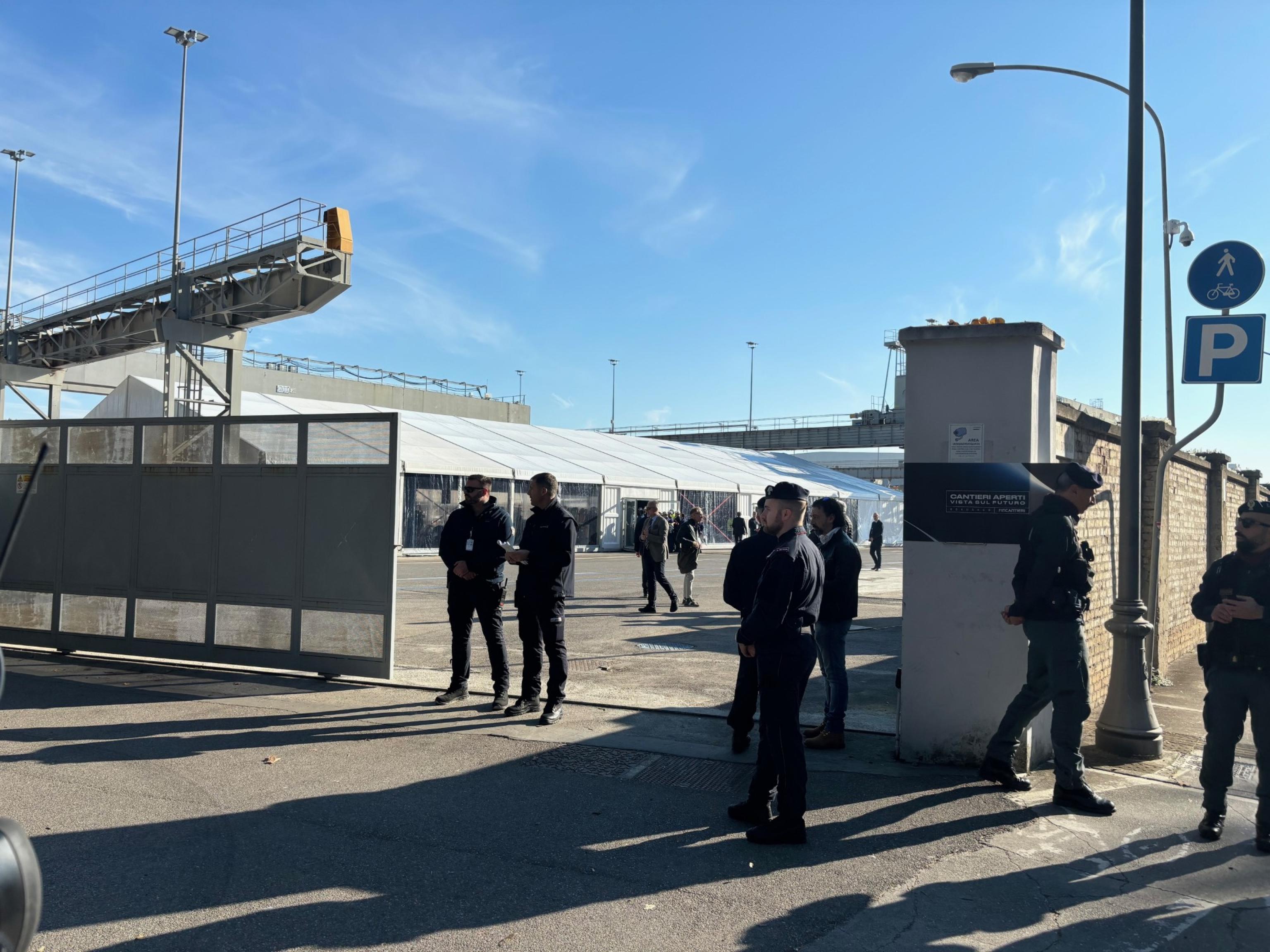 Protesta per cartello anti-migranti a Monfalcone, 'vietato sedersi'