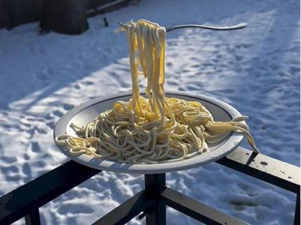 Freddo artico negli USA, gli spaghetti si congelano e restano sospesi ...