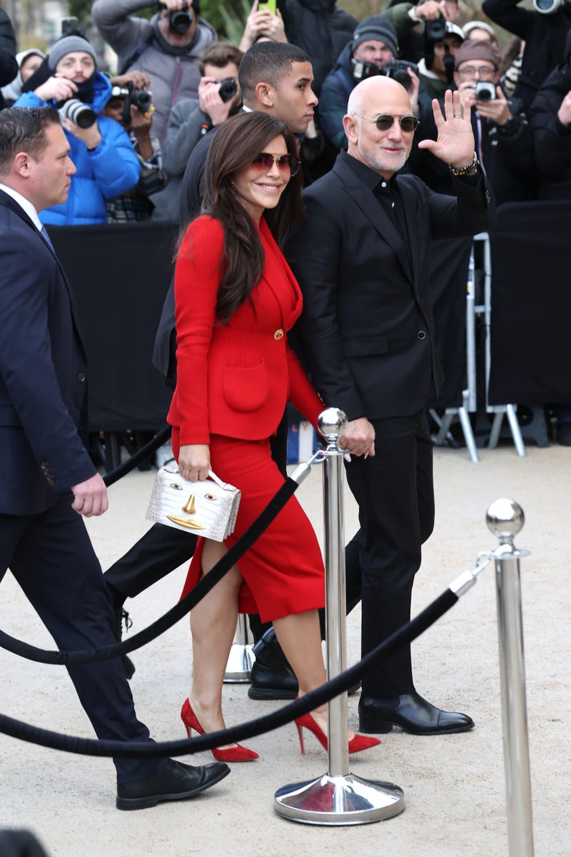 Lauren Sánchez and her blood-red suit have arrived at Paris Couture Week