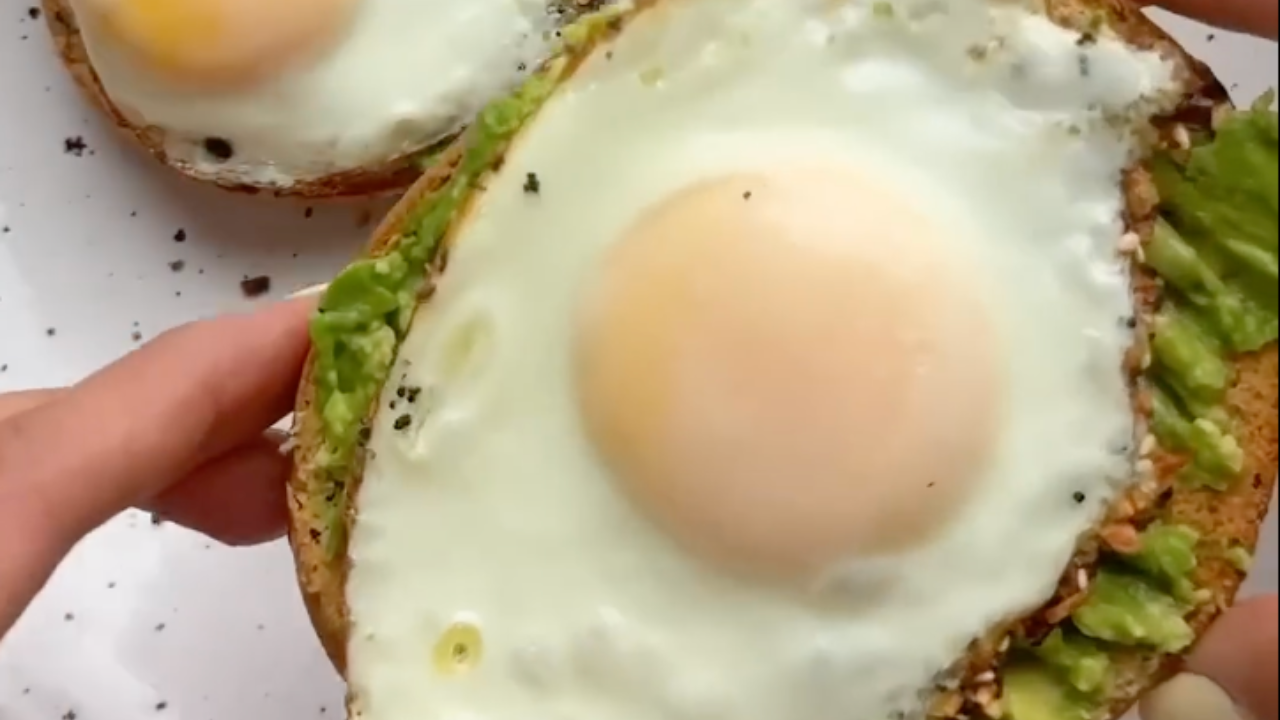 Everything bagel fried eggs — easy & flavorful