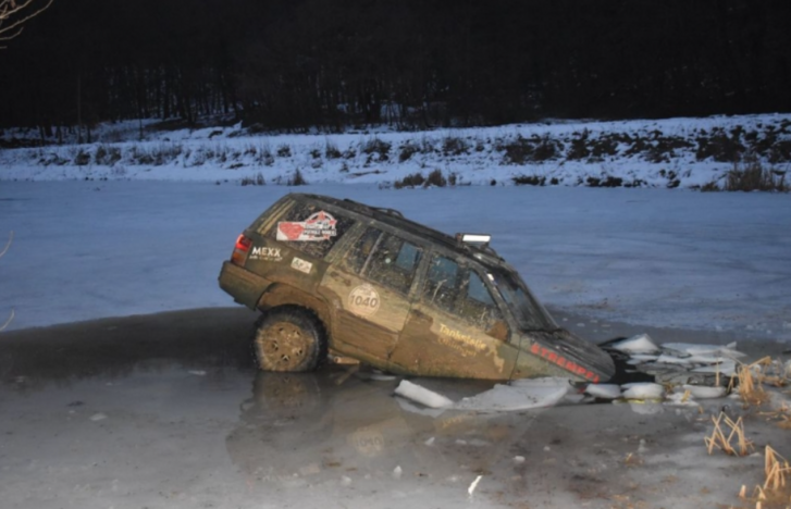„Csúszkálni” akart a befagyott tavon a bonyhádi férfi, de beszakadt a ...
