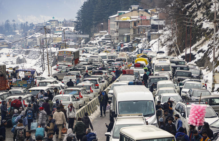 Tourists snowed in at Manali; long line of vehicles amble over blanket ...