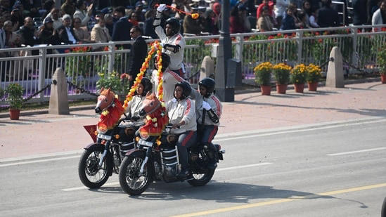 Daredevil stunts steal the show at Delhi Kartavya Path on Republic Day ...