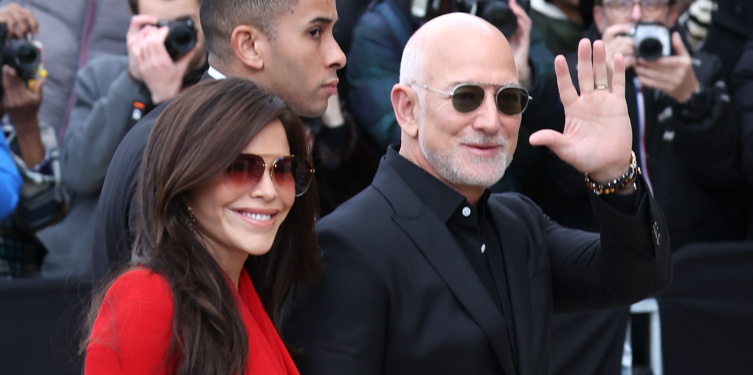 Lauren Sánchez and her blood-red suit have arrived at Paris Couture Week