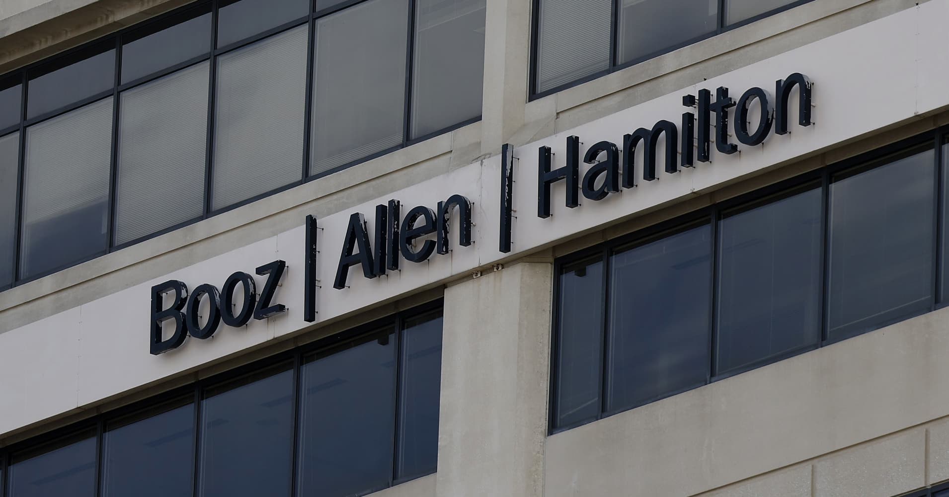 Treasury cancels Booz Allen contracts after employee leaked Trump tax ...