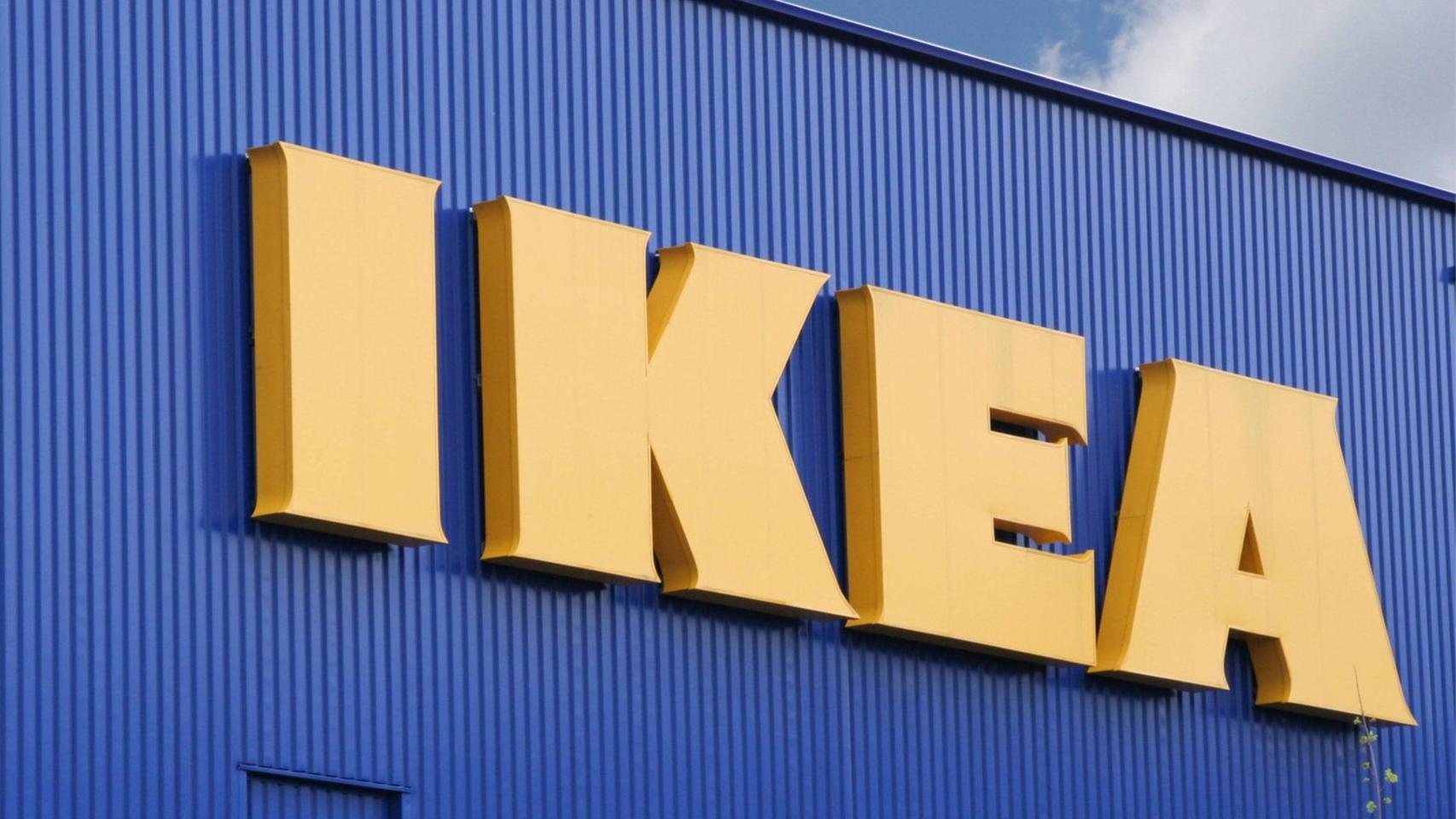 Arrasa en Ikea una de las mesitas de noche más baratas y elegantes ...