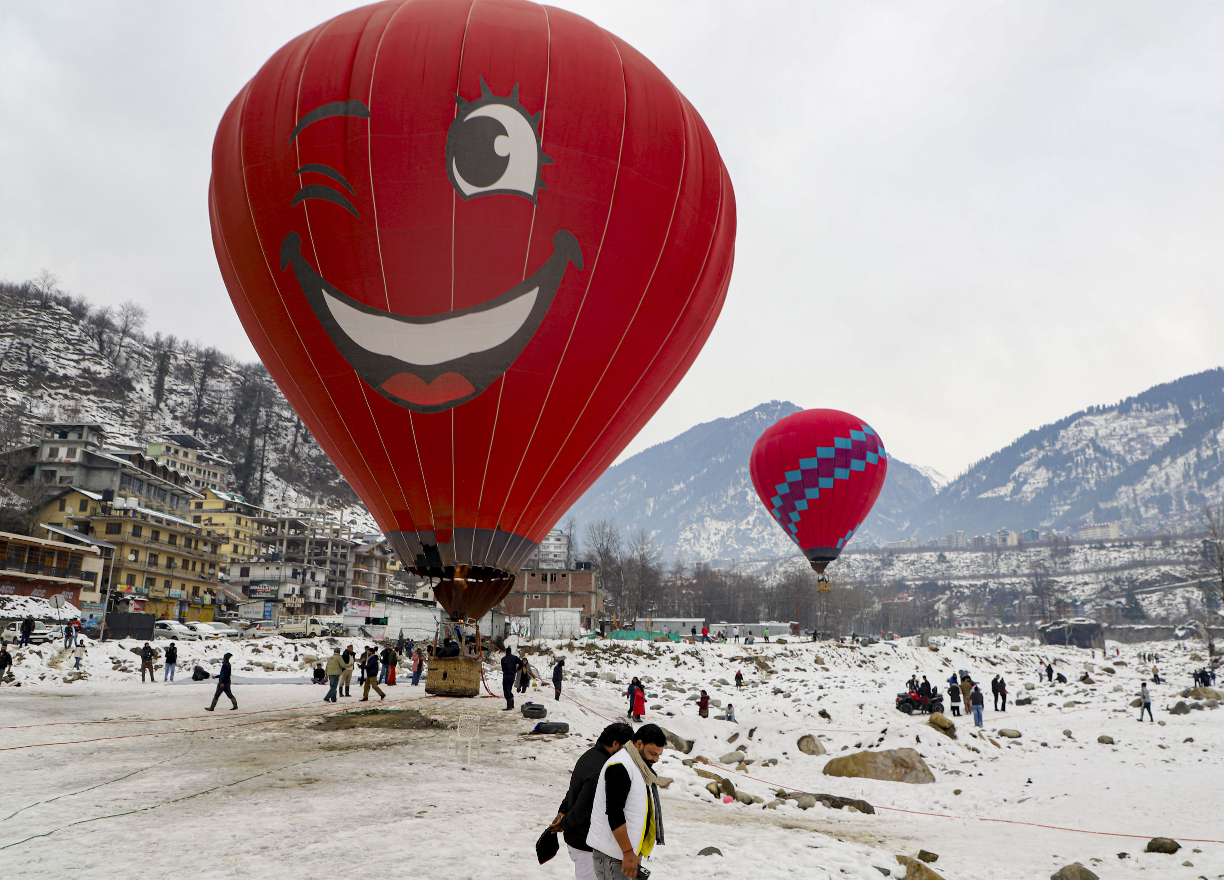 Tourists snowed in at Manali; long line of vehicles amble over blanket ...