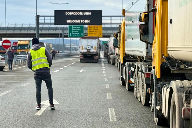 Balkan truck drivers block cargo border crossing in protest of EU entry ...