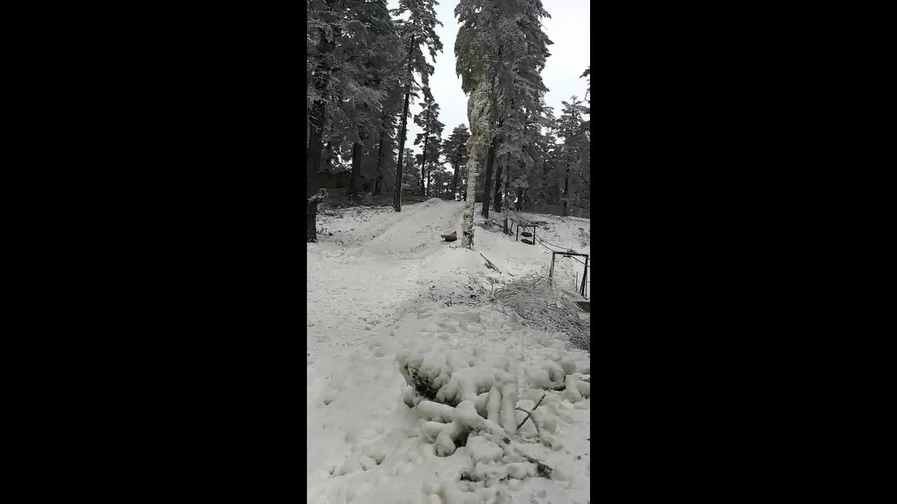 Woman’s shoe slips during snowy slide in Sichuan, China