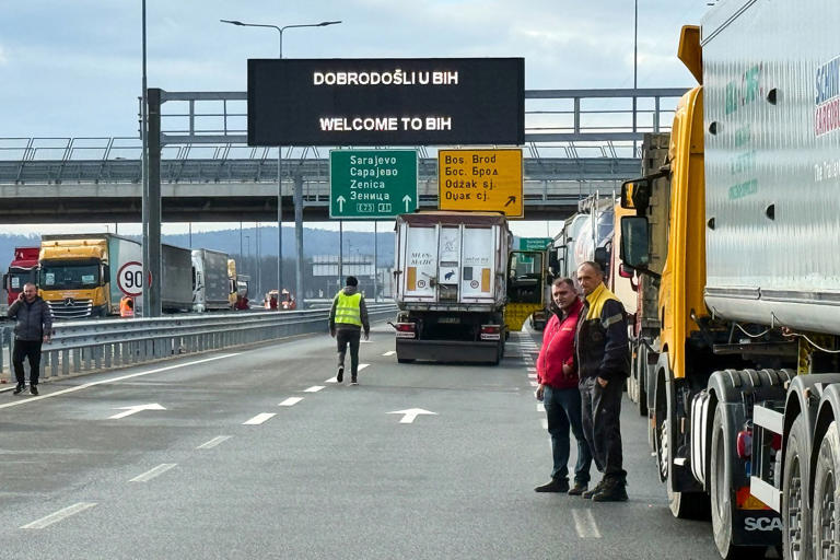 Balkan truck drivers block cargo border crossing in protest of EU entry ...