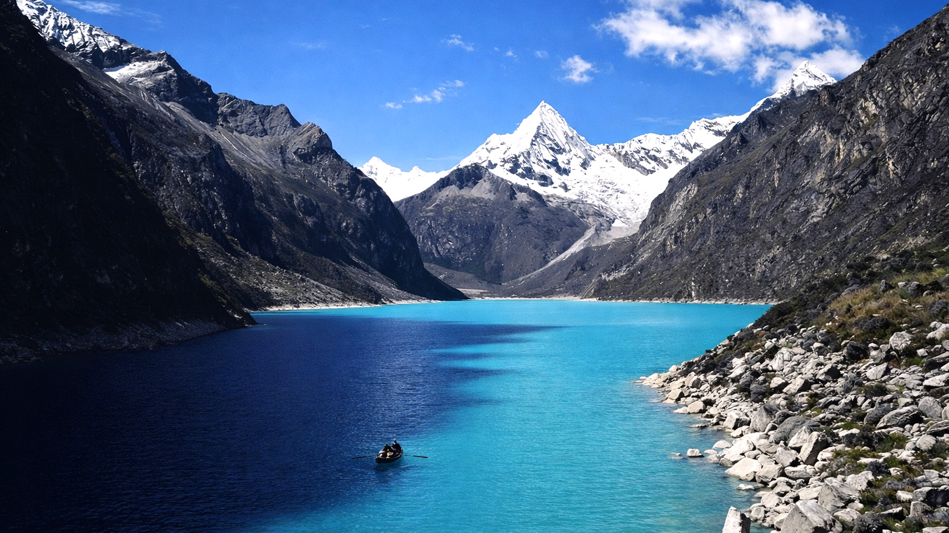 Laguna Parón rodeada de gigantes andinos