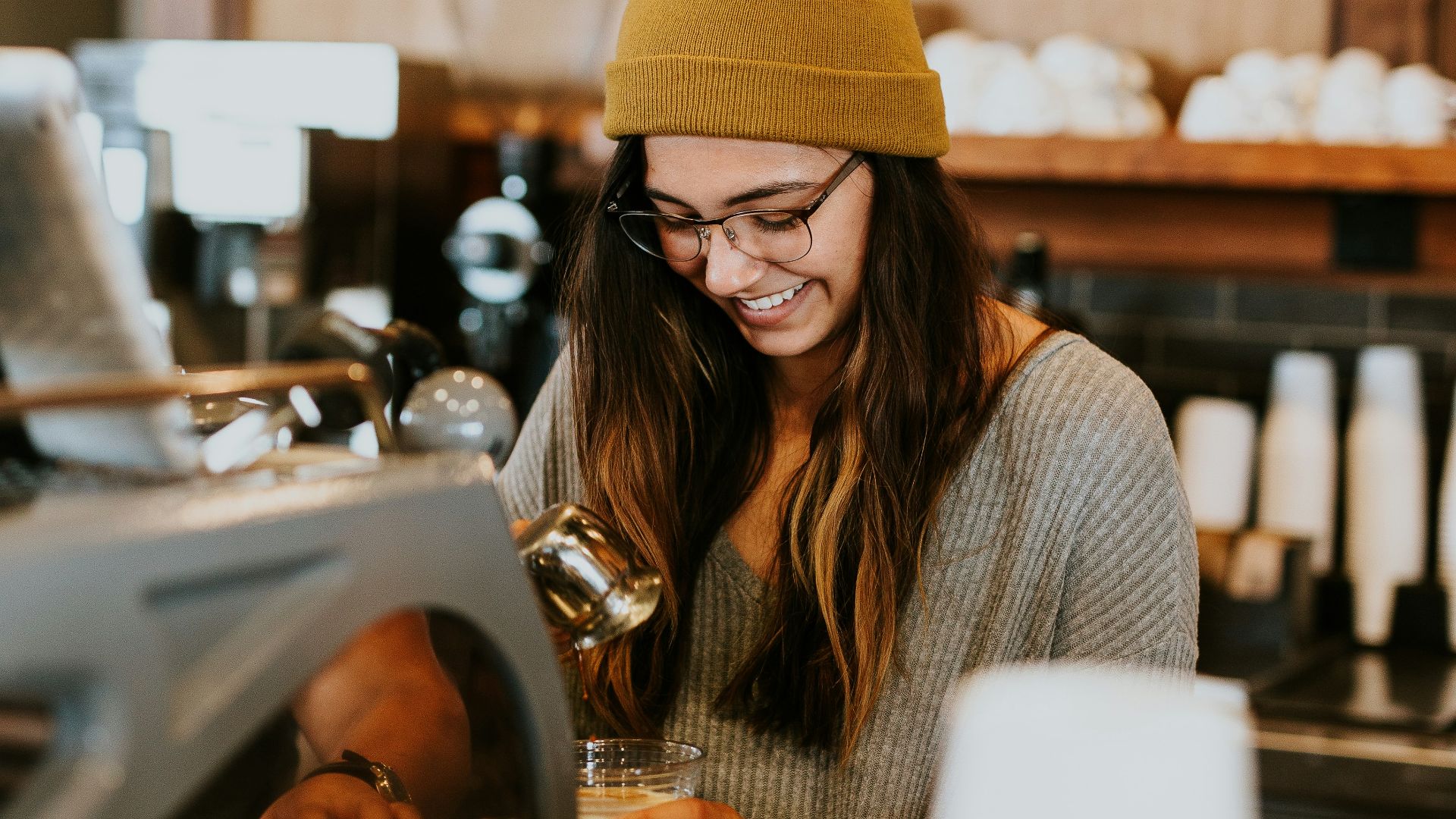 Should you ask out the waitress? 10 signs you should go for it & 10 ...