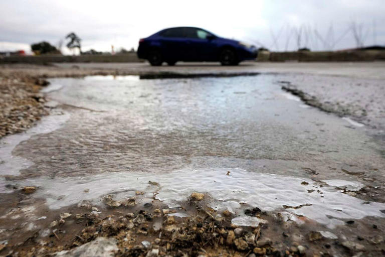 Winter storm live updates: Latest on Houston road conditions, power ...