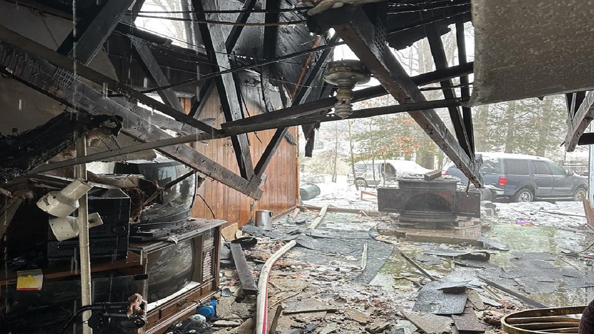 One displaced after fire, roof collapse in La Plata