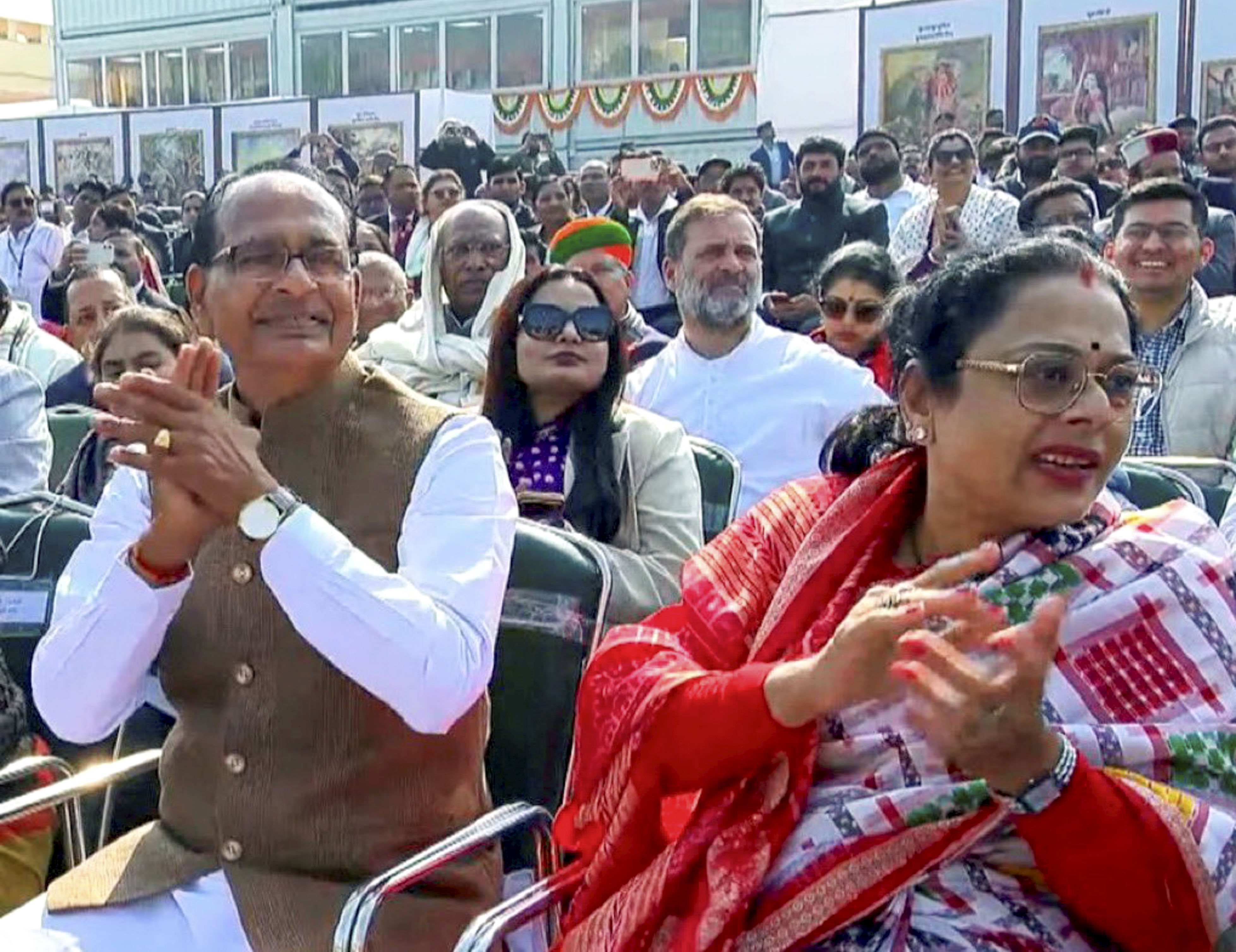 Third row seats for Kharge, Rahul; Cong says LoPs insulted