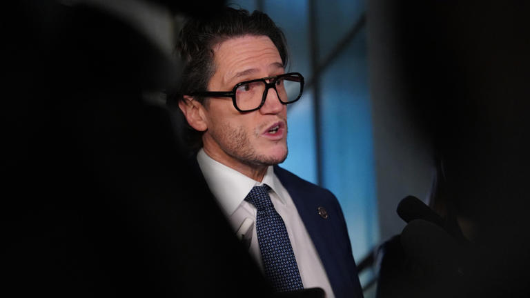 Les fonctionnaires officiellement de retour au bureau trois jours par ...