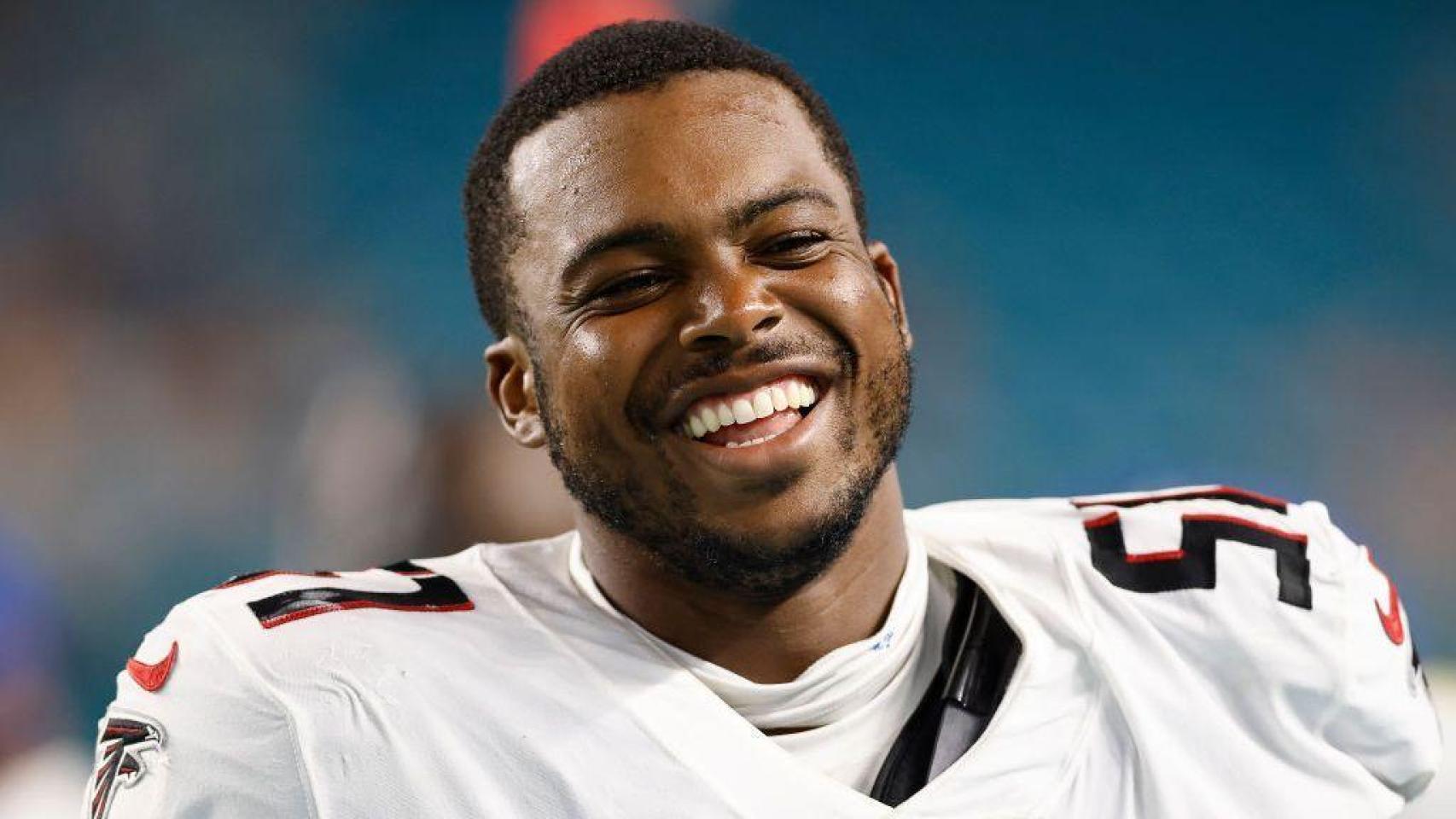 Brandon Copeland (34), exjugador de la NFL, vive con el 10% de su ...
