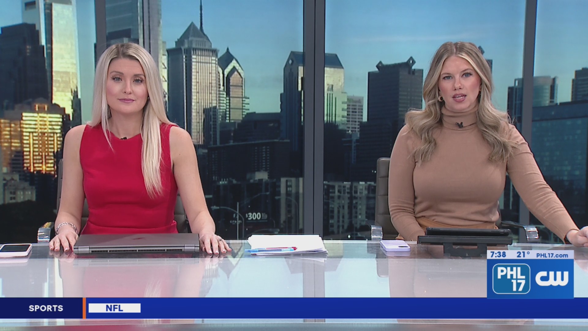 Snow-covered Philadelphia Art Museum steps draw early visitors | PHL17 ...