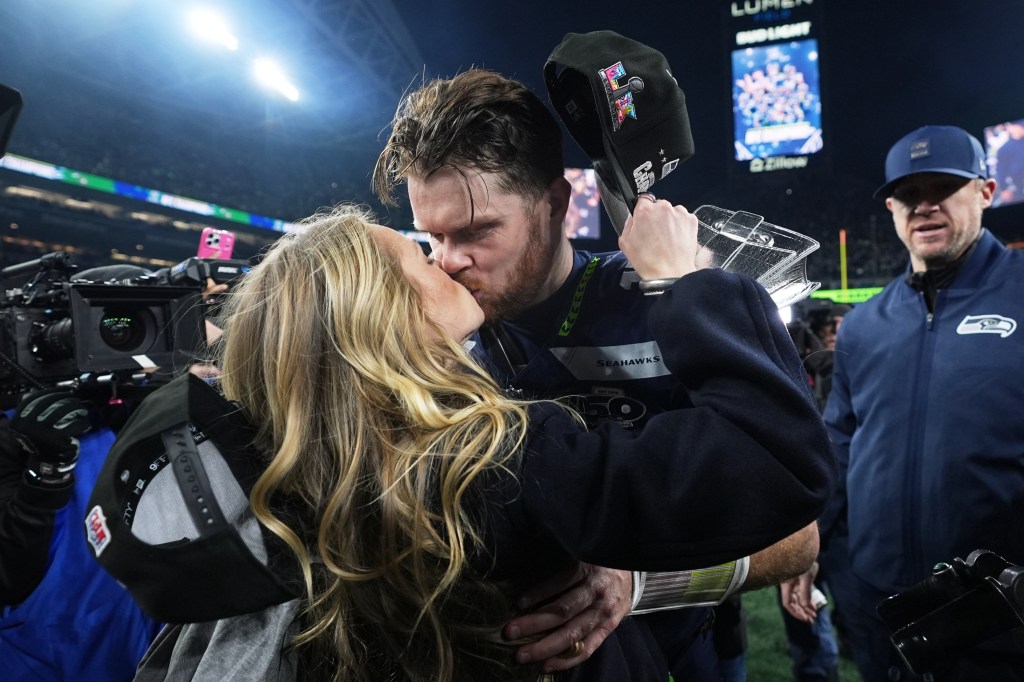 Sam Darnold, fiancée share kiss on field after Seahawks’ NFC ...