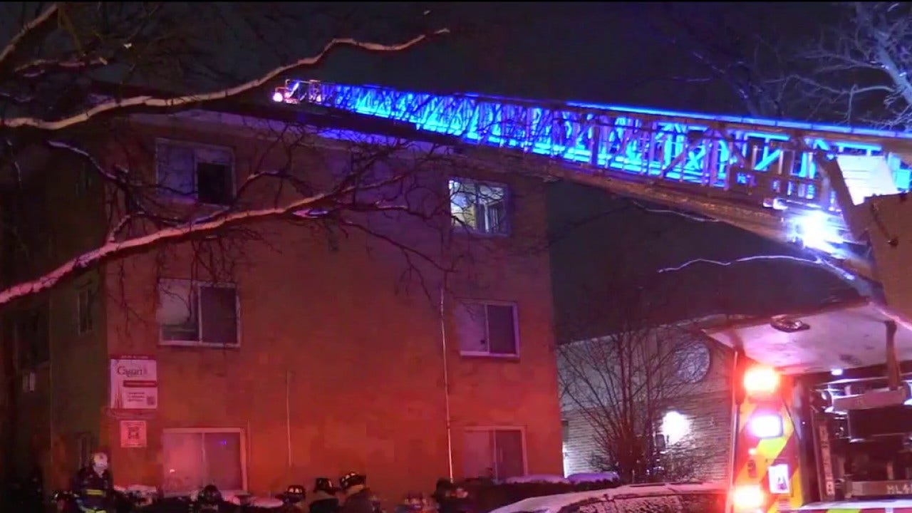 Crews battle fire at apartment building on Chicago's North Side; 2 injured