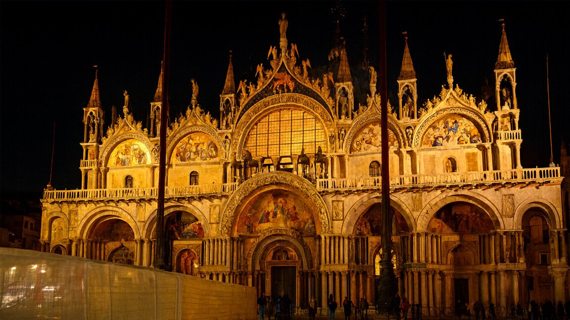 Paseo nocturno por la Basílica de San Marcos en Venecia