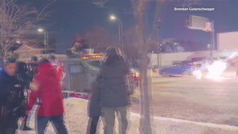 U.S. agents hurl smoke bombs at Minneapolis protestors