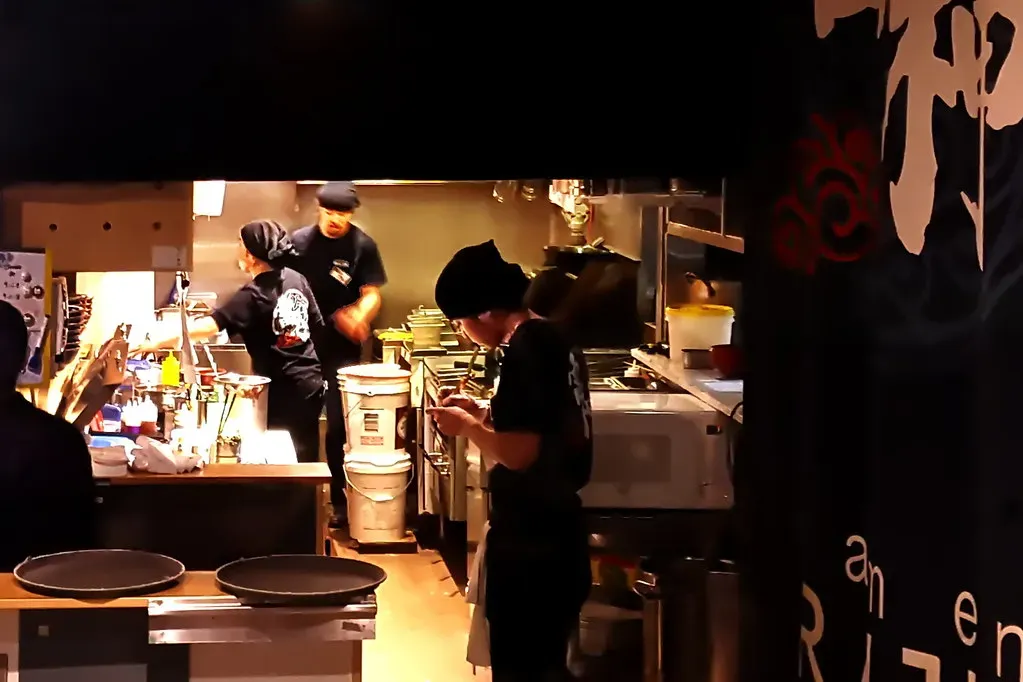 A restaurant server reveals 10 habits that quietly annoy kitchen staff