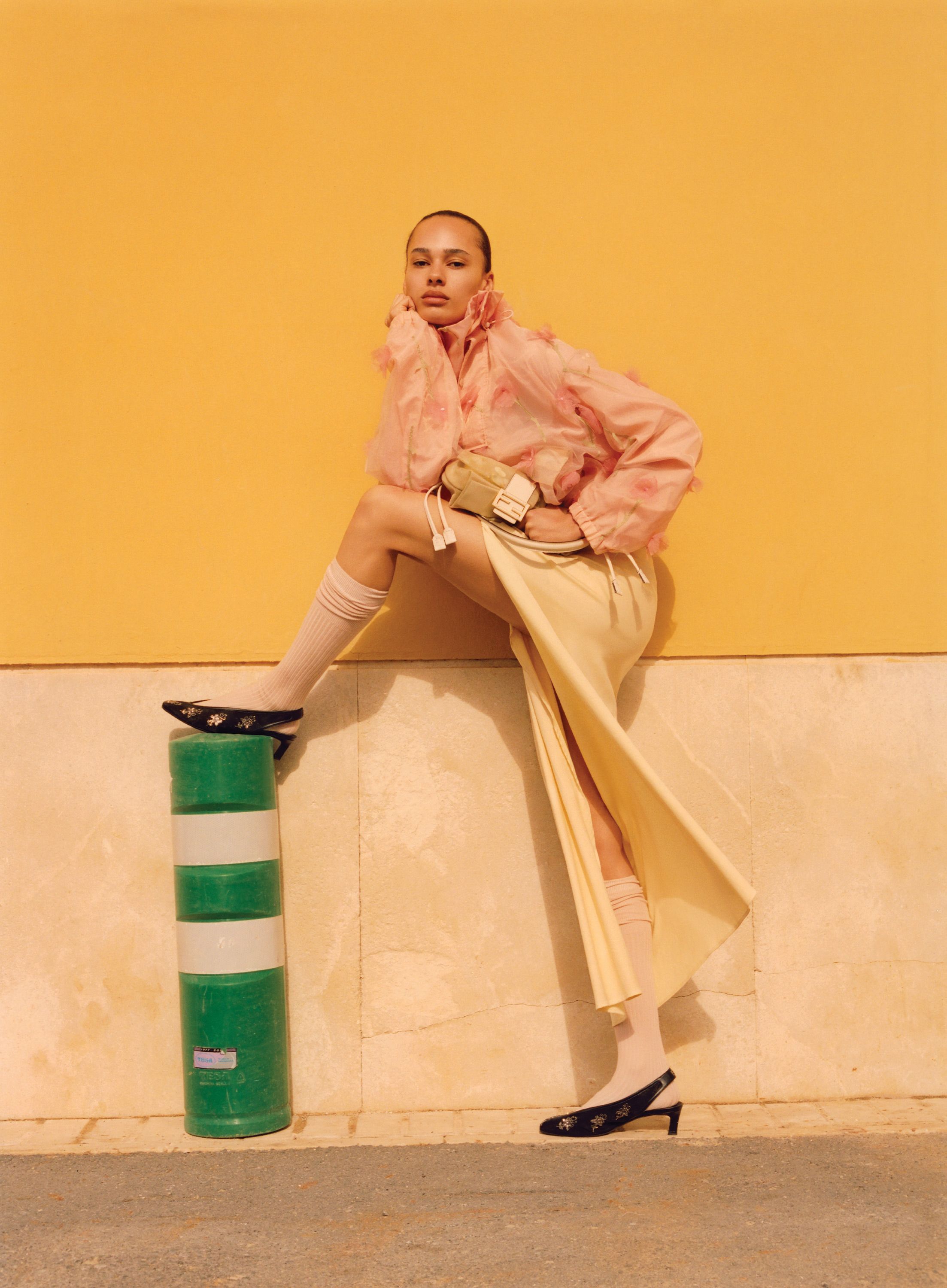 7 blusas color Cloud Dancer para crear looks con jeans en tendencia de 2026