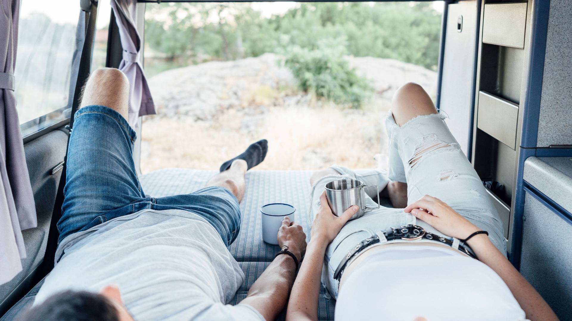 Paar wohnt ein Jahr in umgebautem Lieferwagen, um Miete für ...