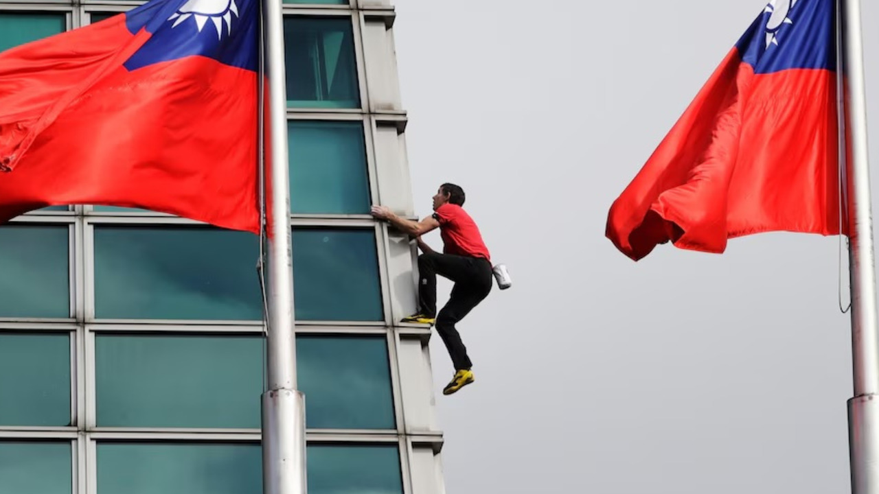 Alex Honnold climbs skyscraper live on Netflix